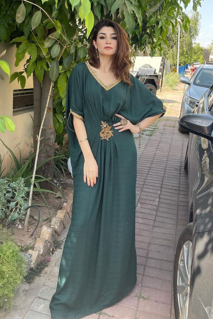 Zoya Nasir’s new bold photoshoot in a swimming pool sets the internet ...